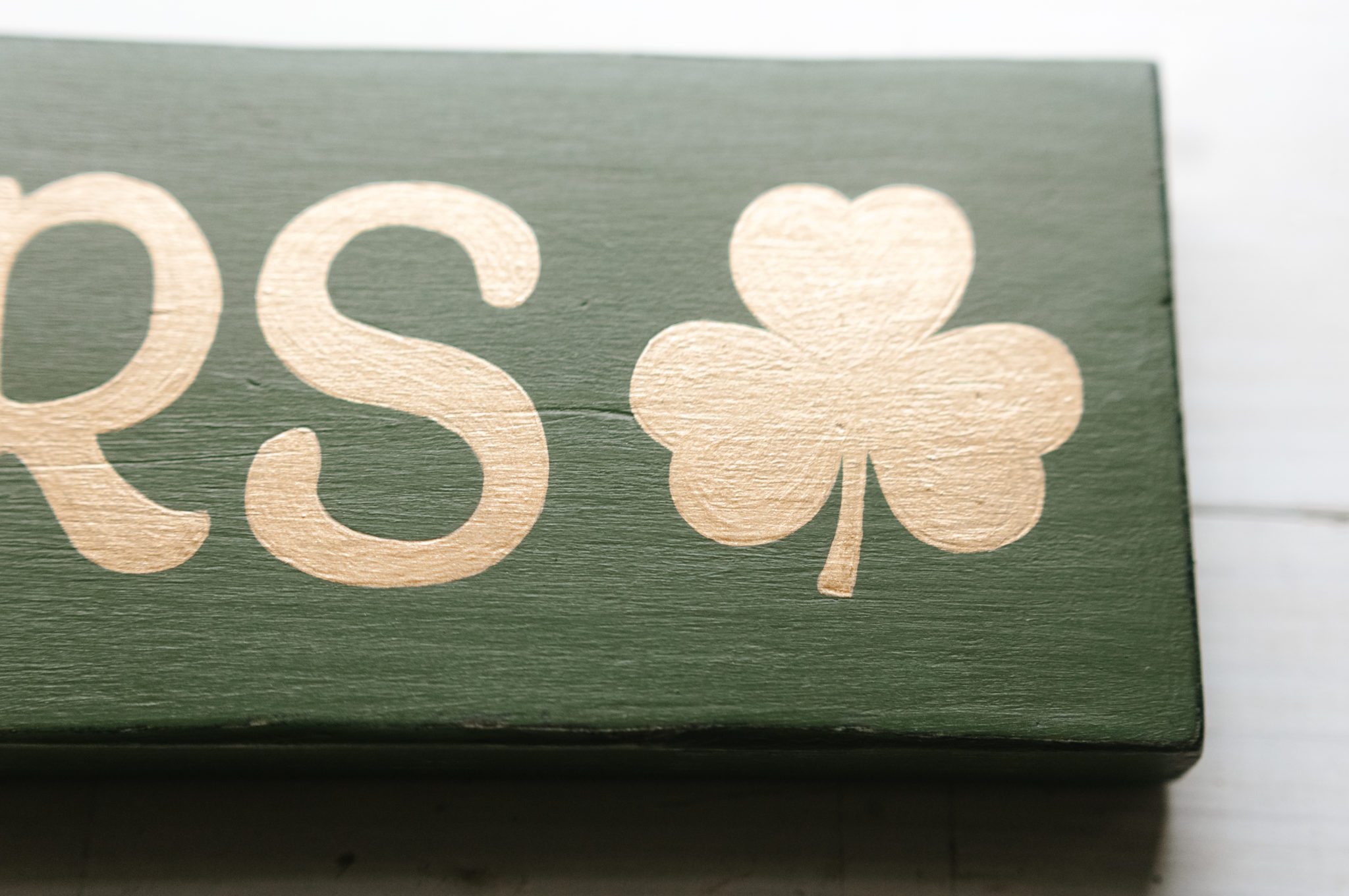 Cheers Green and Gold Irish Wood Sign – foxandpennydesign.com